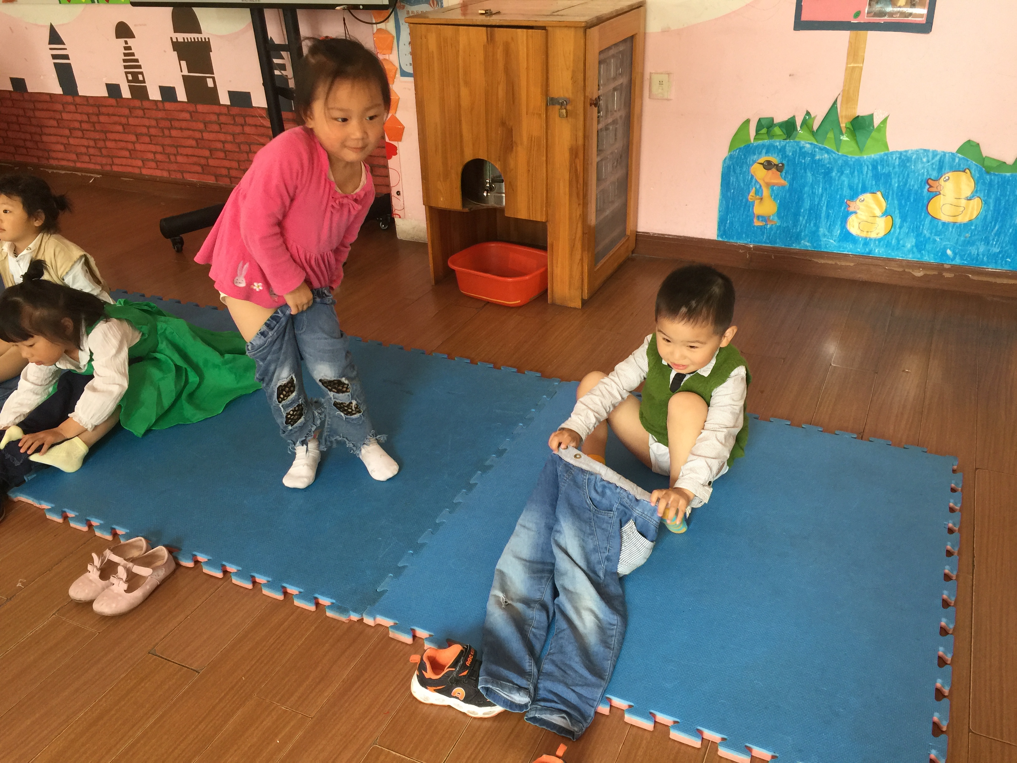 “我能行 我最棒”——安琪儿幼儿园小班组自理能力比赛